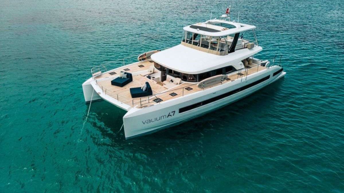 Luxury catamaran yacht NOVA cruising in Greece with Contact Yachts